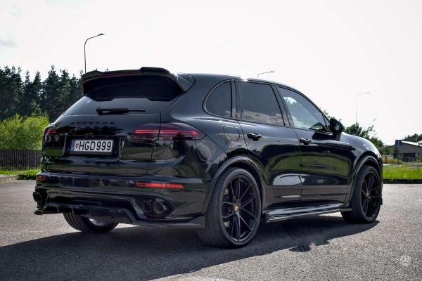 Black Porsche Cayenne 2017 in Vilnius, with an engine capacity of 3.60 L and mileage of 73 thousand km for 32000 €, photo 8 on AUTOMOTO.COM.LV