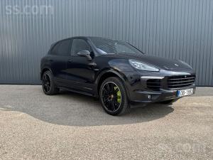 Black Porsche Cayenne 2017 in Riga, with an engine capacity of 3.00 L and mileage of 192 thousand km for 26350 €, photo 3 on AUTOMOTO.COM.LV