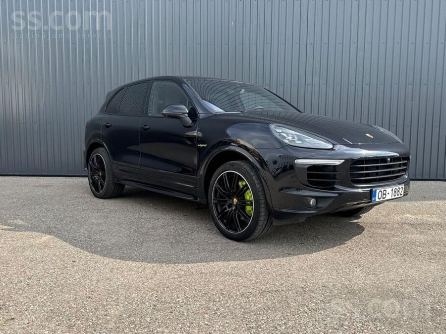 Black Porsche Cayenne 2017 in Riga, with an engine capacity of 3.00 L and mileage of 192 thousand km for 26350 €, photo 3 on AUTOMOTO.COM.LV