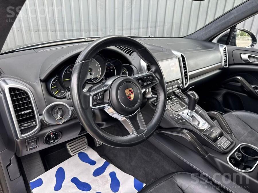 Black Porsche Cayenne 2017 in Riga, with an engine capacity of 3.00 L and mileage of 192 thousand km for 26350 €, photo 7 on AUTOMOTO.COM.LV