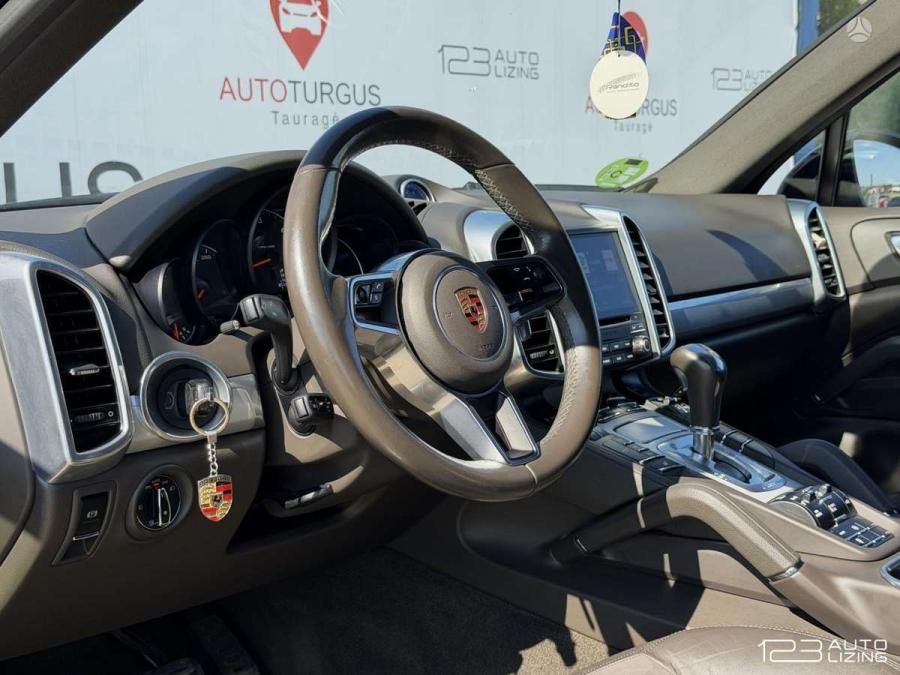 Melns Porsche Cayenne 2017 Tauragė, ar dzinēja tilpumu 3.00 L un nobraukumu 250 tūkst. km par 26990 €, foto 13 vietnē AUTOMOTO.COM.LV