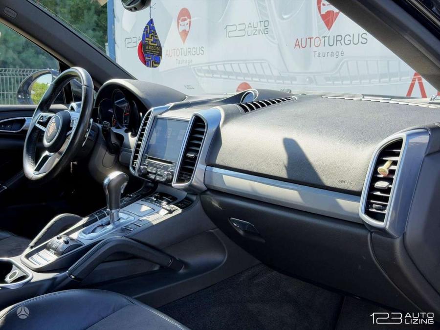 Melns Porsche Cayenne 2017 Tauragė, ar dzinēja tilpumu 3.00 L un nobraukumu 250 tūkst. km par 26990 €, foto 16 vietnē AUTOMOTO.COM.LV