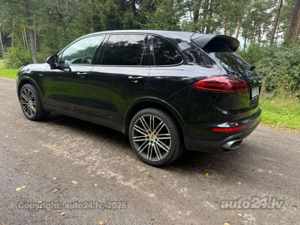 Black Porsche Cayenne 2017 in Tallinn, with an engine capacity of 3.00 L and mileage of 280 thousand km for 27400 €, photo 5 on AUTOMOTO.COM.LV