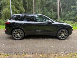 Black Porsche Cayenne 2017 in Tallinn, with an engine capacity of 3.00 L and mileage of 280 thousand km for 27400 €, photo 7 on AUTOMOTO.COM.LV