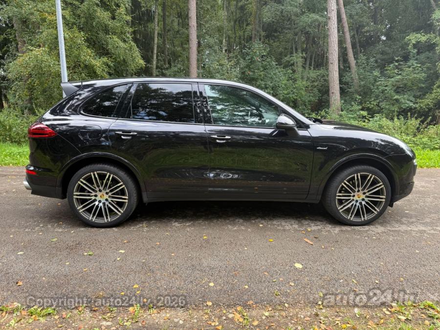 Black Porsche Cayenne 2017 in Tallinn, with an engine capacity of 3.00 L and mileage of 280 thousand km for 27400 €, photo 7 on AUTOMOTO.COM.LV