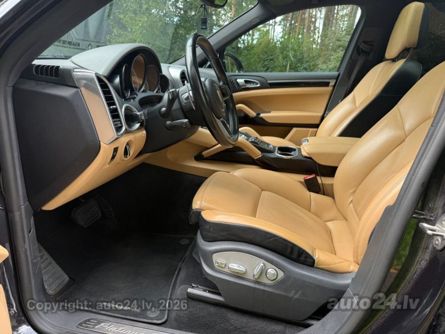 Black Porsche Cayenne 2017 in Tallinn, with an engine capacity of 3.00 L and mileage of 280 thousand km for 27400 €, photo 8 on AUTOMOTO.COM.LV