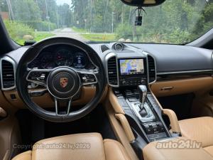 Black Porsche Cayenne 2017 in Tallinn, with an engine capacity of 3.00 L and mileage of 280 thousand km for 27400 €, photo 10 on AUTOMOTO.COM.LV