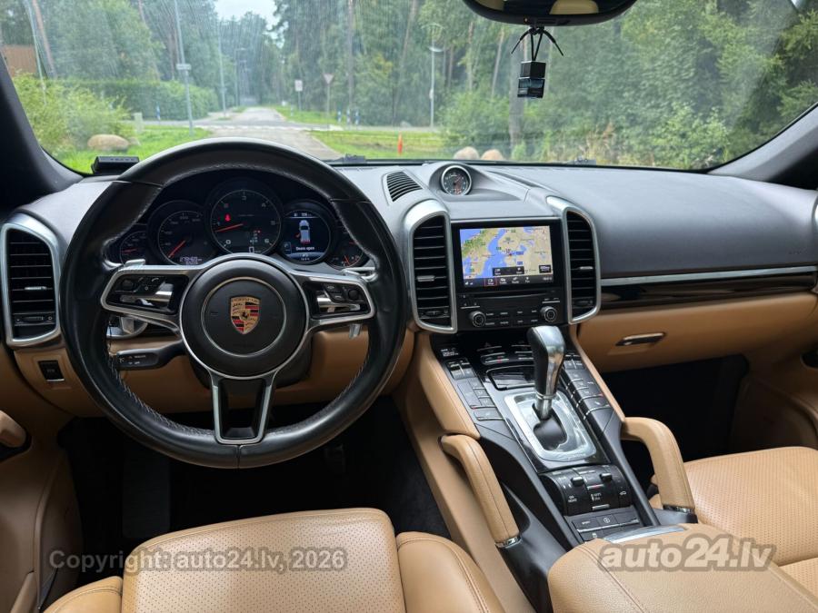 Black Porsche Cayenne 2017 in Tallinn, with an engine capacity of 3.00 L and mileage of 280 thousand km for 27400 €, photo 10 on AUTOMOTO.COM.LV
