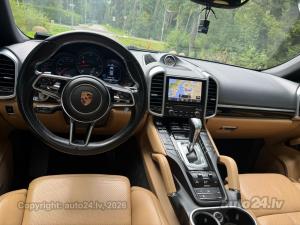 Black Porsche Cayenne 2017 in Tallinn, with an engine capacity of 3.00 L and mileage of 280 thousand km for 27400 €, photo 11 on AUTOMOTO.COM.LV