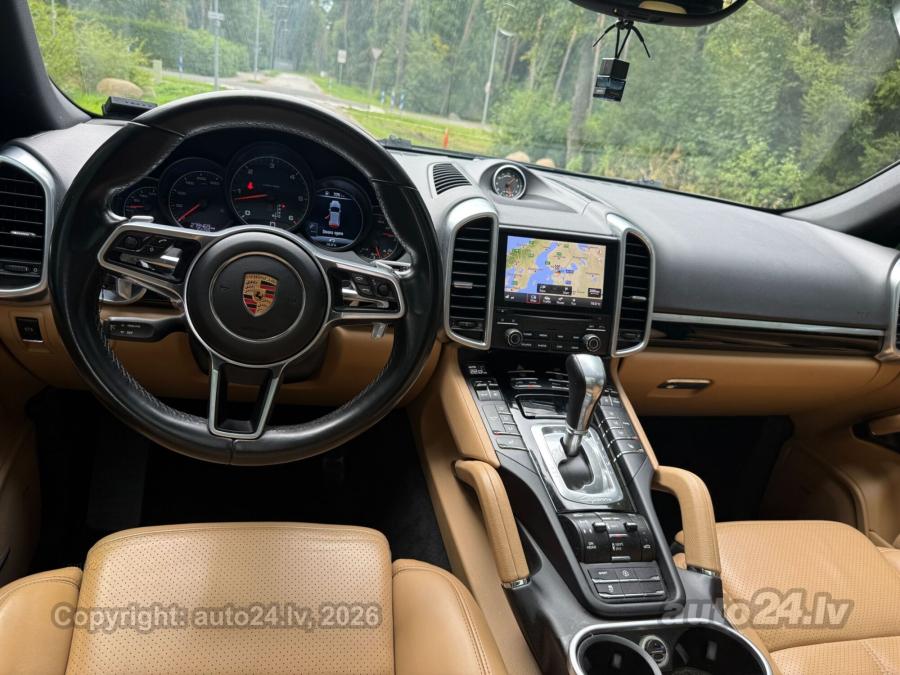 Black Porsche Cayenne 2017 in Tallinn, with an engine capacity of 3.00 L and mileage of 280 thousand km for 27400 €, photo 11 on AUTOMOTO.COM.LV