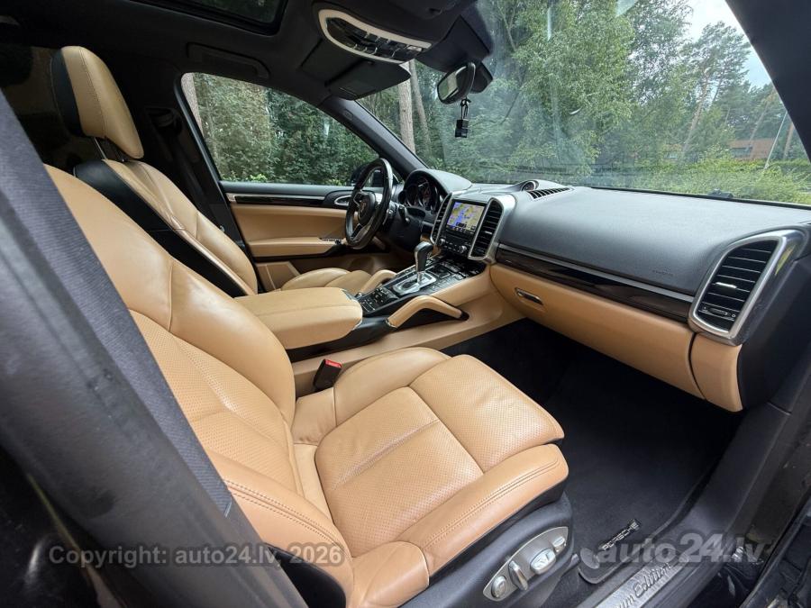 Black Porsche Cayenne 2017 in Tallinn, with an engine capacity of 3.00 L and mileage of 280 thousand km for 27400 €, photo 14 on AUTOMOTO.COM.LV