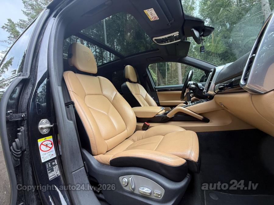 Black Porsche Cayenne 2017 in Tallinn, with an engine capacity of 3.00 L and mileage of 280 thousand km for 27400 €, photo 15 on AUTOMOTO.COM.LV