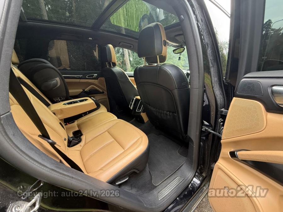 Black Porsche Cayenne 2017 in Tallinn, with an engine capacity of 3.00 L and mileage of 280 thousand km for 27400 €, photo 16 on AUTOMOTO.COM.LV