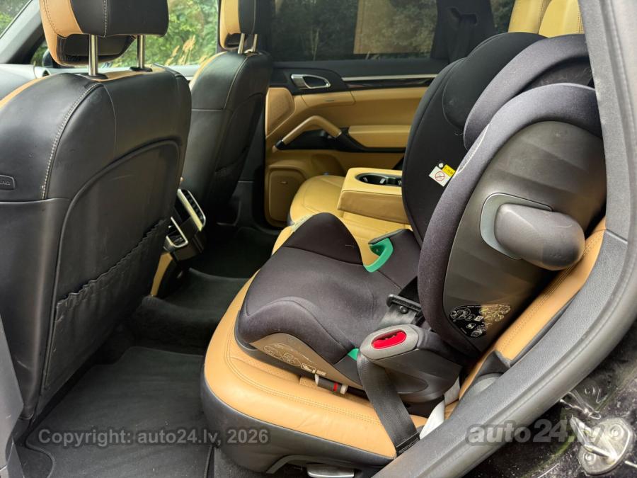 Black Porsche Cayenne 2017 in Tallinn, with an engine capacity of 3.00 L and mileage of 280 thousand km for 27400 €, photo 17 on AUTOMOTO.COM.LV