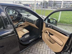 Melns Porsche Cayenne 2017 Klaipėda, ar dzinēja tilpumu 3.00 L un nobraukumu 183 tūkst. km par 19500 €, foto 5 vietnē AUTOMOTO.COM.LV