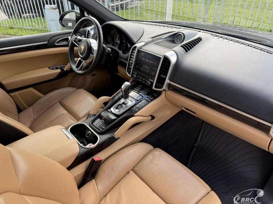 Melns Porsche Cayenne 2017 Klaipėda, ar dzinēja tilpumu 3.00 L un nobraukumu 183 tūkst. km par 19500 €, foto 7 vietnē AUTOMOTO.COM.LV