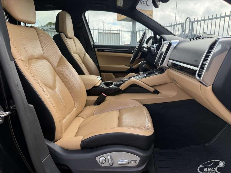 Melns Porsche Cayenne 2017 Klaipėda, ar dzinēja tilpumu 3.00 L un nobraukumu 183 tūkst. km par 19500 €, foto 8 vietnē AUTOMOTO.COM.LV