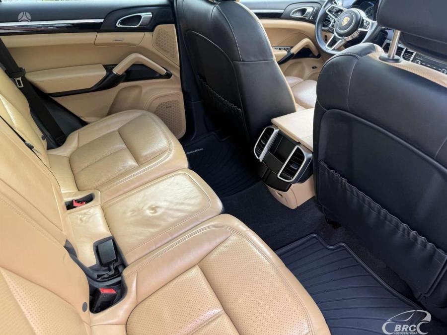 Melns Porsche Cayenne 2017 Klaipėda, ar dzinēja tilpumu 3.00 L un nobraukumu 183 tūkst. km par 19500 €, foto 10 vietnē AUTOMOTO.COM.LV