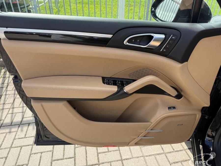 Melns Porsche Cayenne 2017 Klaipėda, ar dzinēja tilpumu 3.00 L un nobraukumu 183 tūkst. km par 19500 €, foto 17 vietnē AUTOMOTO.COM.LV