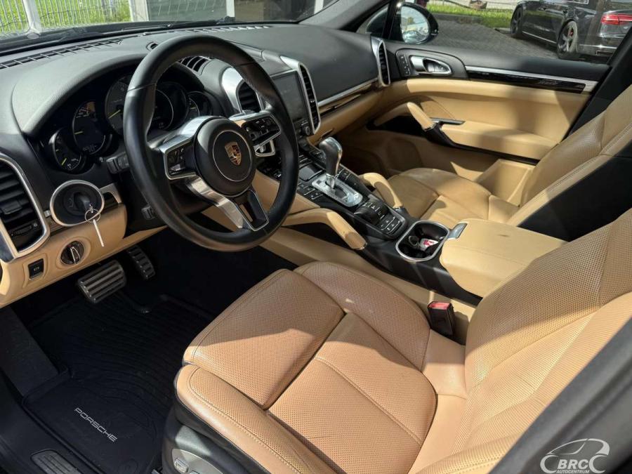 Melns Porsche Cayenne 2017 Klaipėda, ar dzinēja tilpumu 3.00 L un nobraukumu 183 tūkst. km par 19500 €, foto 18 vietnē AUTOMOTO.COM.LV