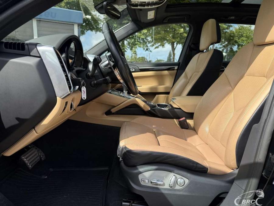 Melns Porsche Cayenne 2017 Klaipėda, ar dzinēja tilpumu 3.00 L un nobraukumu 183 tūkst. km par 19500 €, foto 19 vietnē AUTOMOTO.COM.LV