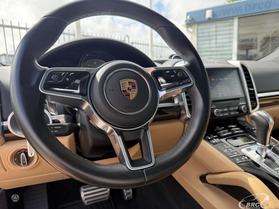 Melns Porsche Cayenne 2017 Klaipėda, ar dzinēja tilpumu 3.00 L un nobraukumu 183 tūkst. km par 19500 €, foto 21 vietnē AUTOMOTO.COM.LV