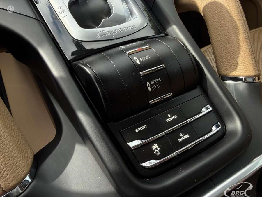 Melns Porsche Cayenne 2017 Klaipėda, ar dzinēja tilpumu 3.00 L un nobraukumu 183 tūkst. km par 19500 €, foto 23 vietnē AUTOMOTO.COM.LV