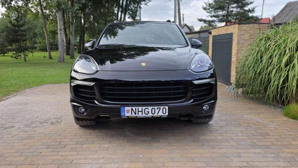 Melns Porsche Cayenne 2017 Šauļi, ar dzinēja tilpumu 2.97 L un nobraukumu 319 tūkst. km par 24900 €, foto 1 vietnē AUTOMOTO.COM.LV