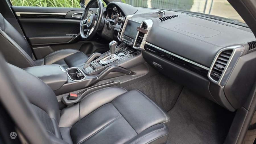 Melns Porsche Cayenne 2017 Šauļi, ar dzinēja tilpumu 2.97 L un nobraukumu 319 tūkst. km par 24900 €, foto 10 vietnē AUTOMOTO.COM.LV