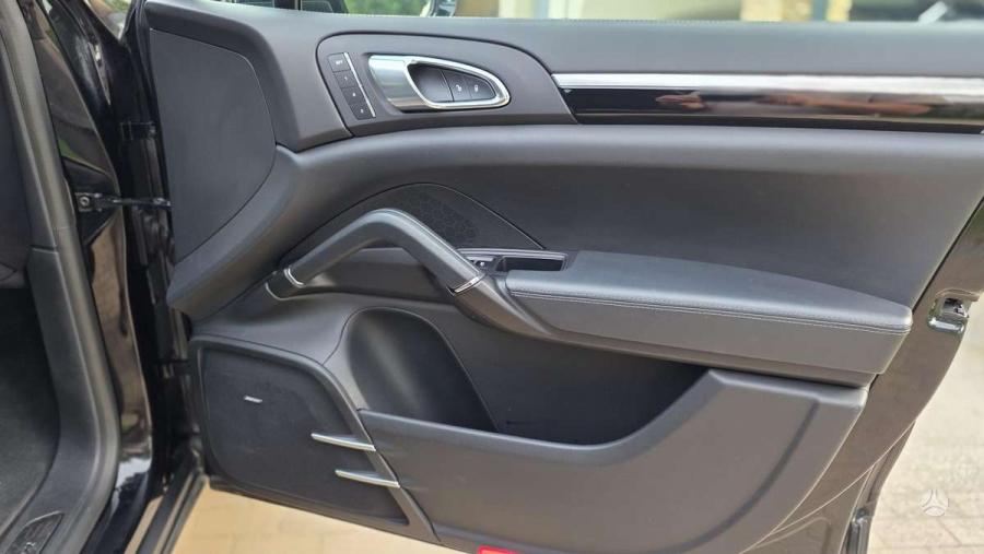 Melns Porsche Cayenne 2017 Šauļi, ar dzinēja tilpumu 2.97 L un nobraukumu 319 tūkst. km par 24900 €, foto 19 vietnē AUTOMOTO.COM.LV