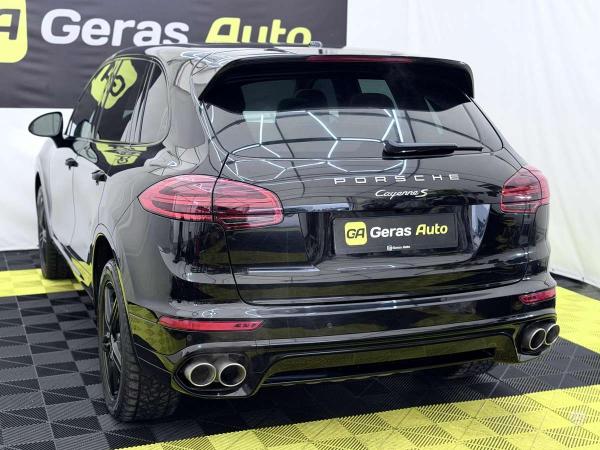 Porsche Cayenne 2017 Viļņa vietnē Melns Porsche Cayenne 2017 Viļņa, ar dzinēja tilpumu 3.60 L un nobraukumu 173 tūkst. km par 21000 €, foto 7 vietnē AUTOMOTO.COM.LV