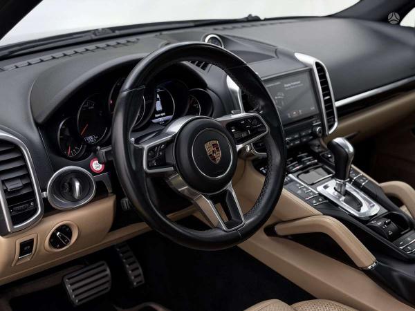 Porsche Cayenne 2017 Viļņa vietnē Melns Porsche Cayenne 2017 Viļņa, ar dzinēja tilpumu 3.60 L un nobraukumu 173 tūkst. km par 21000 €, foto 10 vietnē AUTOMOTO.COM.LV