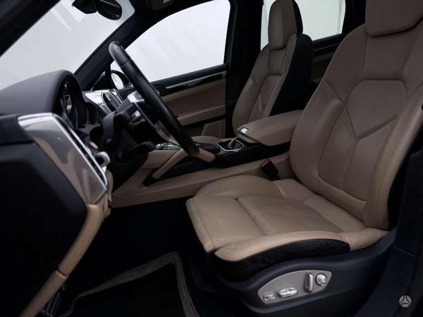 Porsche Cayenne 2017 Viļņa vietnē Melns Porsche Cayenne 2017 Viļņa, ar dzinēja tilpumu 3.60 L un nobraukumu 173 tūkst. km par 21000 €, foto 11 vietnē AUTOMOTO.COM.LV