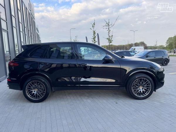 Black Porsche Cayenne 2017 in Kaunas, with an engine capacity of 3.00 L and mileage of 256 thousand km for 22800 €, photo 3 on AUTOMOTO.COM.LV