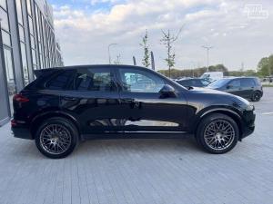 Melns Porsche Cayenne 2017 Kauņa, ar dzinēja tilpumu 3.00 L un nobraukumu 256 tūkst. km par 22800 €, foto 3 vietnē AUTOMOTO.COM.LV