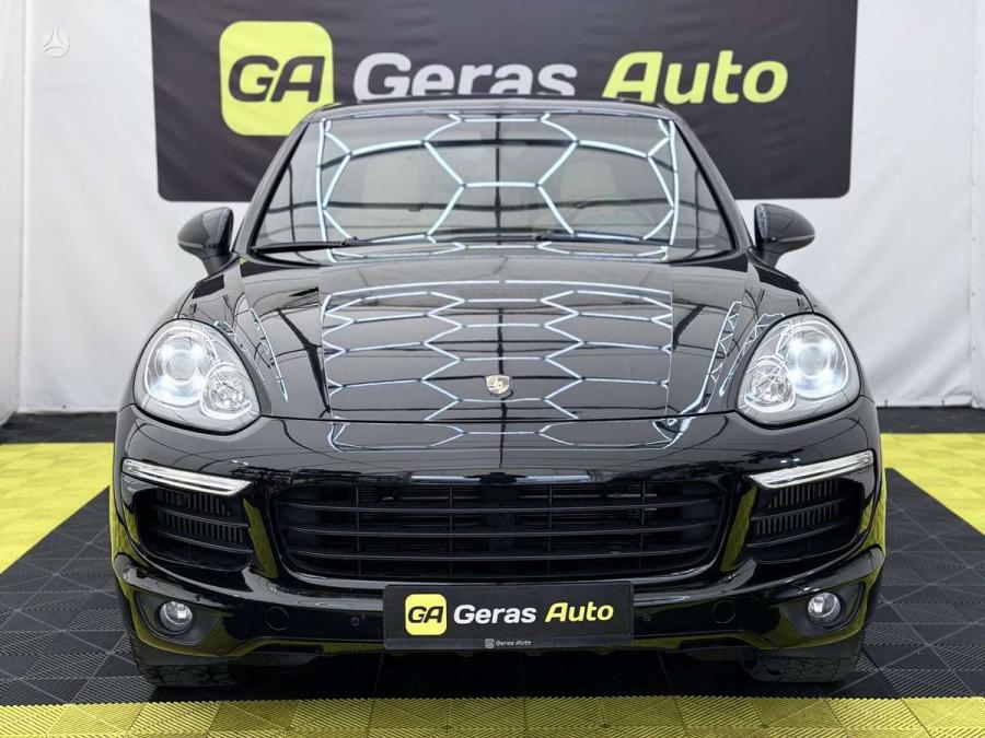 Black Porsche Cayenne 2017 in Vilnius, with an engine capacity of 3.60 L and mileage of 173 thousand km for 21000 €, photo 3 on AUTOMOTO.COM.LV