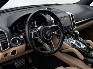 Black Porsche Cayenne 2017 in Vilnius, with an engine capacity of 3.60 L and mileage of 173 thousand km for 21000 €, photo 10 on AUTOMOTO.COM.LV