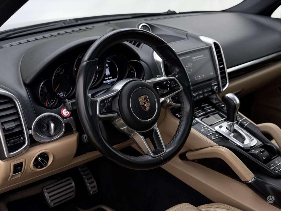Black Porsche Cayenne 2017 in Vilnius, with an engine capacity of 3.60 L and mileage of 173 thousand km for 21000 €, photo 10 on AUTOMOTO.COM.LV