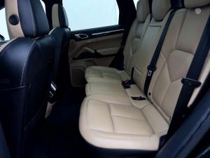 Black Porsche Cayenne 2017 in Vilnius, with an engine capacity of 3.60 L and mileage of 173 thousand km for 21000 €, photo 12 on AUTOMOTO.COM.LV