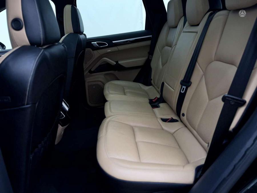 Black Porsche Cayenne 2017 in Vilnius, with an engine capacity of 3.60 L and mileage of 173 thousand km for 21000 €, photo 12 on AUTOMOTO.COM.LV