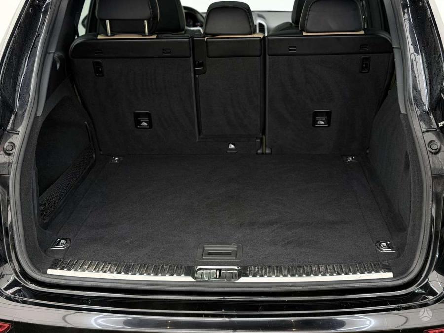 Black Porsche Cayenne 2017 in Vilnius, with an engine capacity of 3.60 L and mileage of 173 thousand km for 21000 €, photo 13 on AUTOMOTO.COM.LV