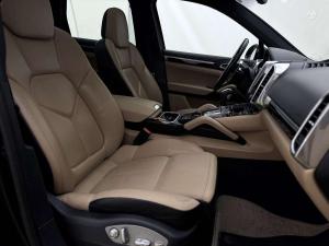 Black Porsche Cayenne 2017 in Vilnius, with an engine capacity of 3.60 L and mileage of 173 thousand km for 21000 €, photo 16 on AUTOMOTO.COM.LV