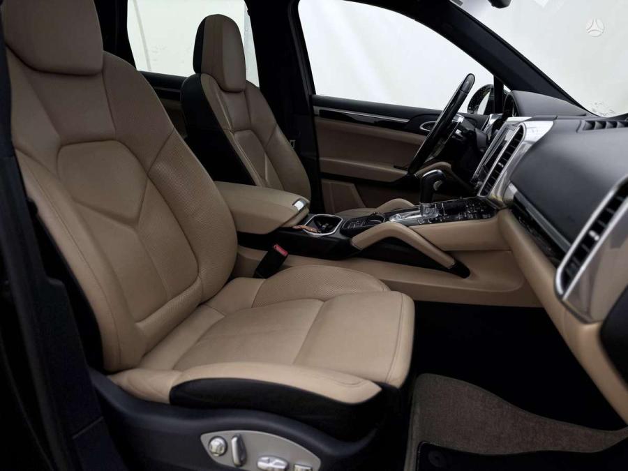 Black Porsche Cayenne 2017 in Vilnius, with an engine capacity of 3.60 L and mileage of 173 thousand km for 21000 €, photo 16 on AUTOMOTO.COM.LV
