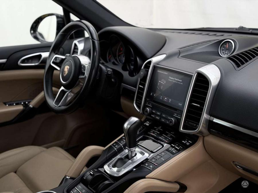 Black Porsche Cayenne 2017 in Vilnius, with an engine capacity of 3.60 L and mileage of 173 thousand km for 21000 €, photo 17 on AUTOMOTO.COM.LV