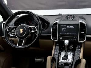 Black Porsche Cayenne 2017 in Vilnius, with an engine capacity of 3.60 L and mileage of 173 thousand km for 21000 €, photo 19 on AUTOMOTO.COM.LV