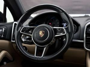 Black Porsche Cayenne 2017 in Vilnius, with an engine capacity of 3.60 L and mileage of 173 thousand km for 21000 €, photo 20 on AUTOMOTO.COM.LV