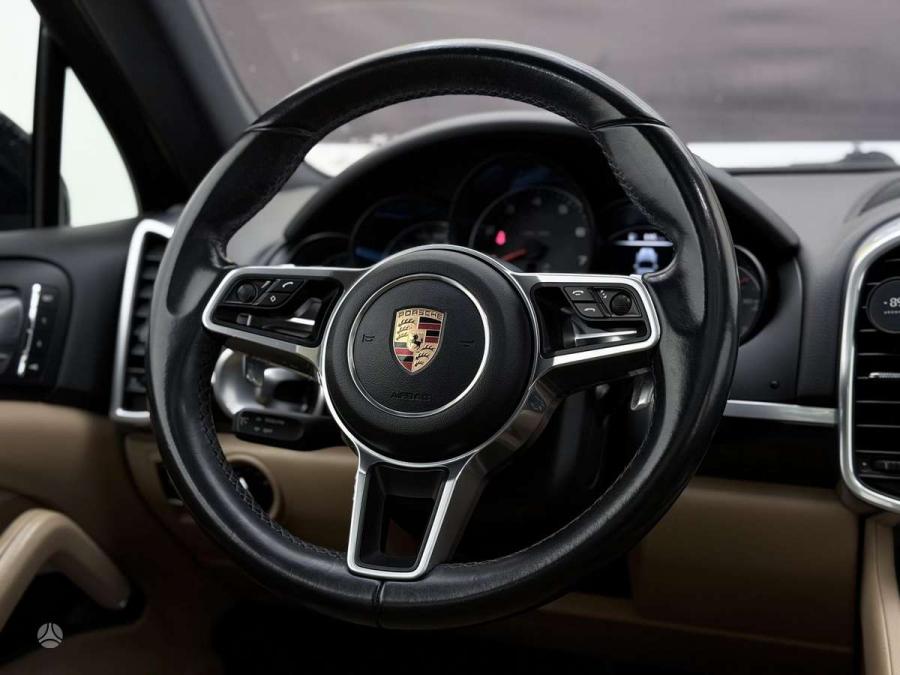 Black Porsche Cayenne 2017 in Vilnius, with an engine capacity of 3.60 L and mileage of 173 thousand km for 21000 €, photo 20 on AUTOMOTO.COM.LV