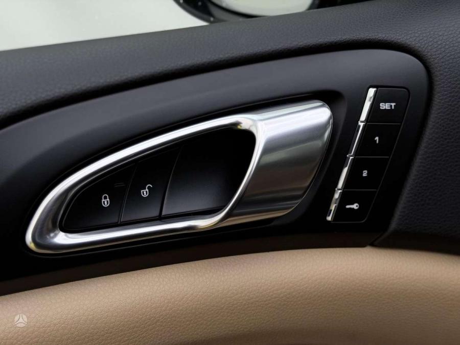 Black Porsche Cayenne 2017 in Vilnius, with an engine capacity of 3.60 L and mileage of 173 thousand km for 21000 €, photo 24 on AUTOMOTO.COM.LV