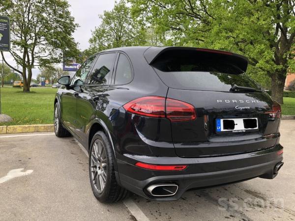 Black Porsche Cayenne 2018 in Riga, with an engine capacity of 3.00 L and mileage of 125 thousand km for 25000 €, photo 2 on AUTOMOTO.COM.LV