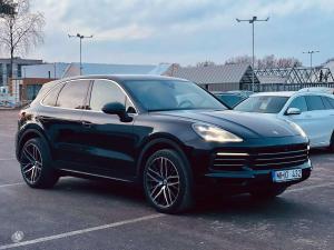 Black Porsche Cayenne 2018 in Vilnius, with an engine capacity of 3.60 L and mileage of 189 thousand km for 44000 €, photo 3 on AUTOMOTO.COM.LV
